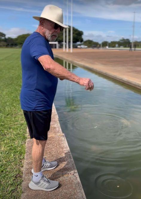 Lula alimenta os peixes e joga bola no Palácio da Alvorada neste ...