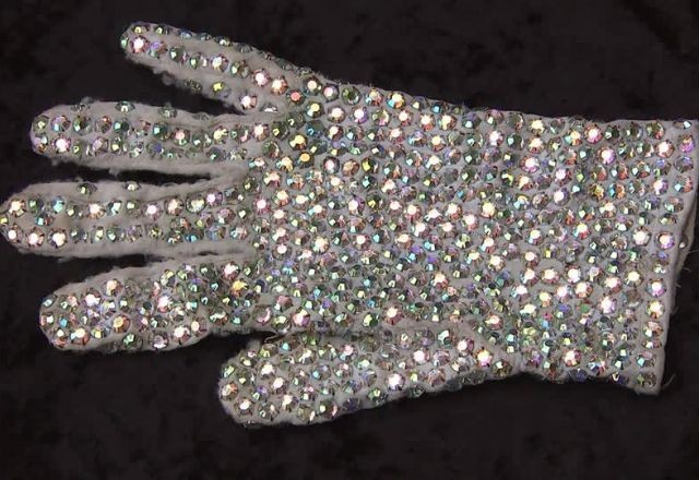 Luva icônica de Michael Jackson vai a leilão nos EUA com lance inicial ...