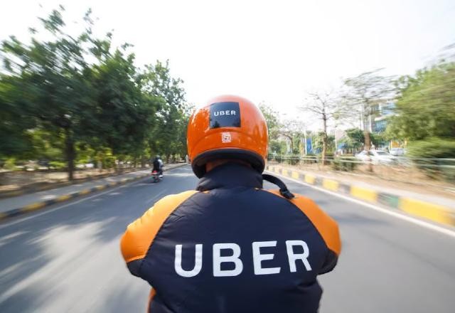 Uber se junta à 99 e lança transporte por moto em São Paulo - SBT News